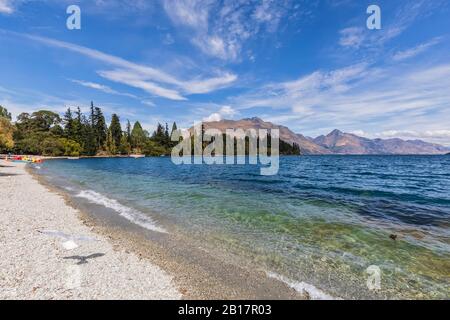 Lake Wakatipu and Queenstown Bay Beach Stock Photo - Alamy