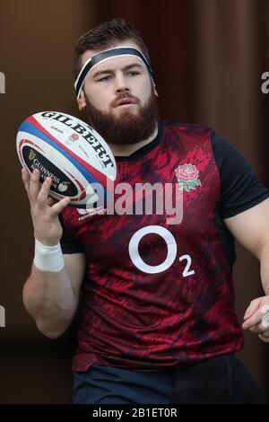 Exeter Chiefs' Luke Cowan-Dickie dives in to score his sides first try ...