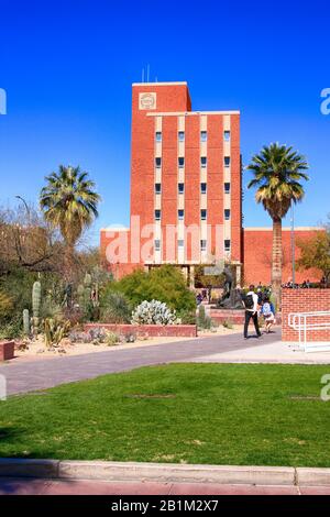 Students outside the Graduate College building on the University of ...