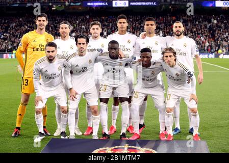 Real Madrid starting line up pose for a picture during the UEFA ...