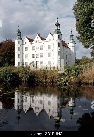 Ahrensburg Castle, reflection, Ahrensburg, Schleswig-Holstein, Germany ...