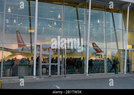 Gate, Easyjet, Flughafen Schiphol, Amsterdam, Niederlande Stock Photo ...