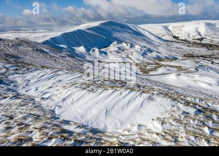Snow covered Rushup Edge in winter from Mam Tor in the Peak District ...