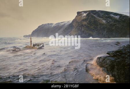 Braer tanker on the rocks in Shetland before sinking Stock Photo - Alamy