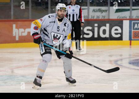 Bern, PostFinance Arena, NL: SC, USA. 28th Oct, 2023. Bern - EV Zug ...