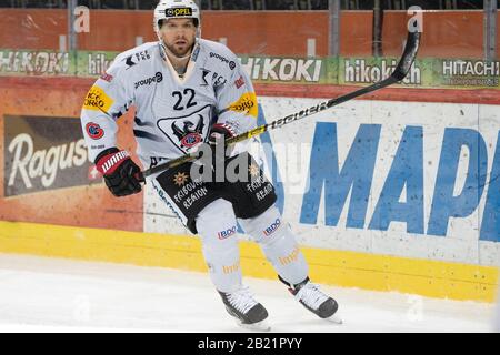 Bern, PostFinance Arena, NL: SC, USA. 15th Feb, 2025. Bern - EHC Kloten ...