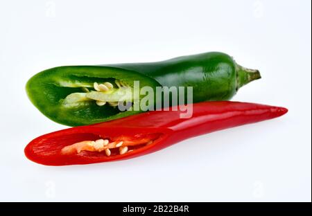 Rote und grüne Chilischote, Studioaufnahme Stock Photo - Alamy
