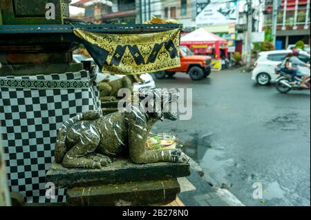 Balinese statue, roundabout, Denpasar, bali, Indonesia Stock Photo - Alamy