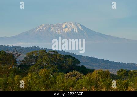 Mt Kilimanjaro with Kibo peak, the highest mountain in Africa Stock ...