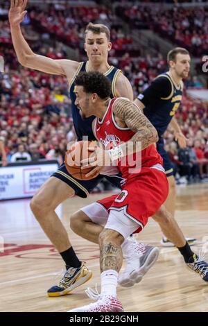 Michigan guard Franz Wagner (21) makes a layup as Iowa center Luka ...