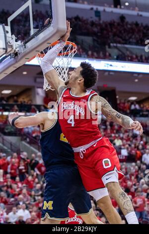 Michigan guard Franz Wagner (21) is defended by Illinois center Kofi ...