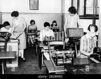 Open plan office in the 1920s Stock Photo - Alamy