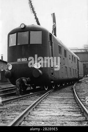 Streamlined steam locomotives before 1945, a streamliner in Germany ...