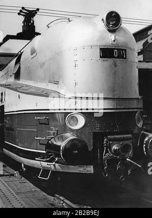Streamlined steam locomotives before 1945, a streamliner in Germany ...