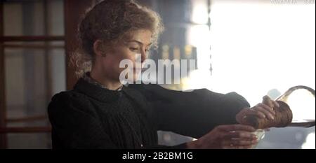 RADIOACTIVE, Rosamund Pike as Marie Curie, 2019. © Amazon / Courtesy ...