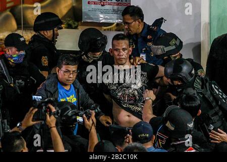 Manila, Philippines. 2nd Mar, 2020. Policemen and security guards grab ...