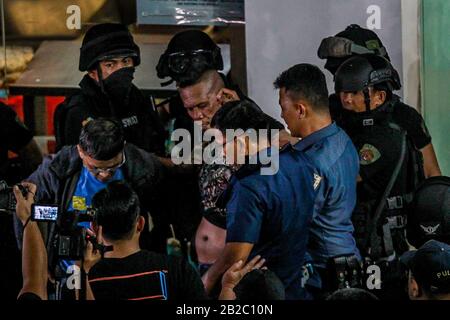 Manila, Philippines. 2nd Mar, 2020. Policemen and security guards grab ...