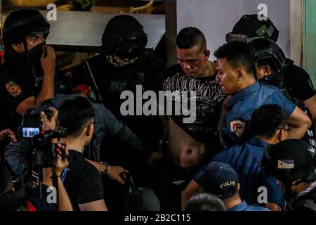 Manila, Philippines. 2nd Mar, 2020. Policemen and security guards grab ...