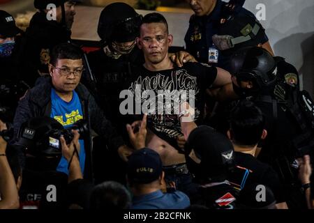 Manila, Philippines. 2nd Mar, 2020. Policemen and security guards grab ...
