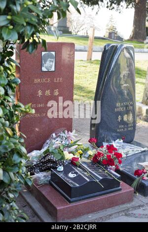 The grave of Bruce Lee at Lake View Cemetery in Seattle, Washington ...