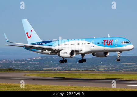 wing of TUI boeing 757-200 aeroplane in flight at 36000 feet Stock ...