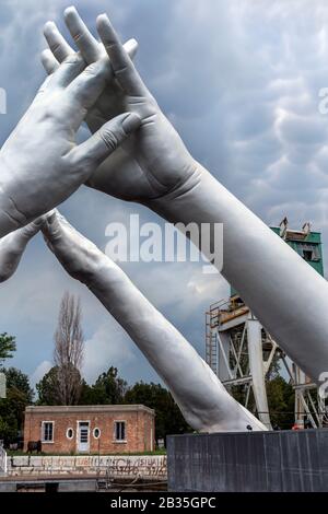 Art Biennale Venice 2019. Giant joined hands sculpture "Building ...