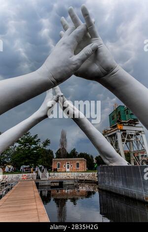 Art Biennale Venice 2019. Giant joined hands sculpture "Building ...