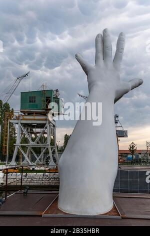 Art Biennale Venice 2019. Giant joined hands sculpture "Building ...