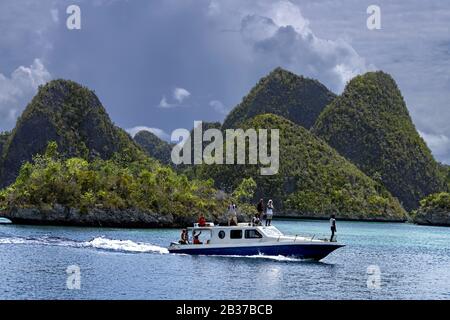 Indonesia, Papua, Raja Ampat, Wayag archipelago Stock Photo - Alamy