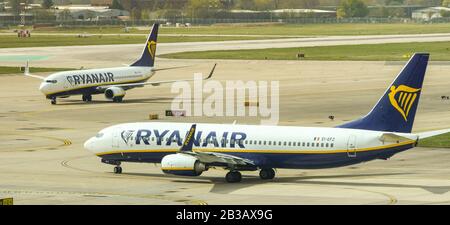 Boeing 737 operated by Ryanair departing Luton Airport, UK Stock Photo ...