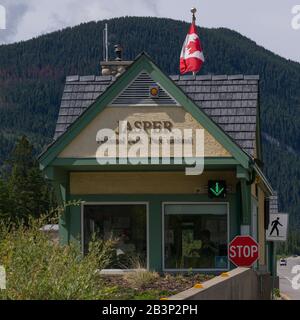 The Jasper National Park entrance sign, Alberta, Canada Stock Photo ...