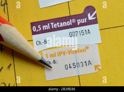 Impfbuch, Tetanol, Virelon Stock Photo - Alamy