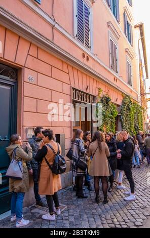 Queue, Trattoria Otello, Trastevere, Rome, Italy Stock Photo - Alamy