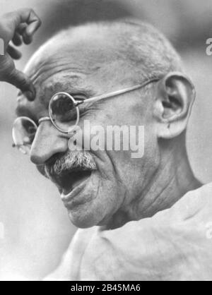 Mahatma Gandhi laughing, India, Asia, 1940 Stock Photo - Alamy