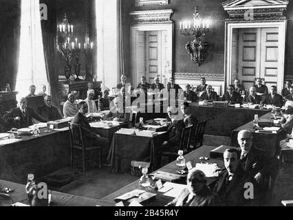 Mahatma Gandhi during the Second Round Table Conference at London ...