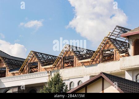 Close up of building a new rooof. Construction industry Stock Photo - Alamy