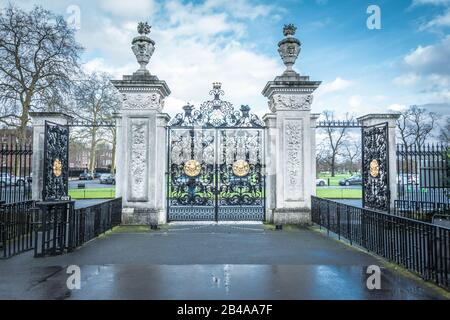 Entrance gate to the Royal Botanic Gardens from the Sydney Opera House ...
