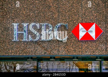 The façade of the HSBC bank building in Stratford upon Avon features ...