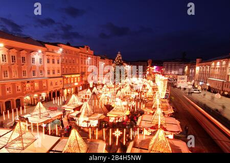Christmas market at Linz main square Stock Photo - Alamy
