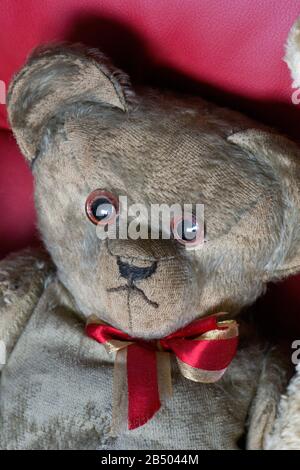 Old threadbare teddy bear Stock Photo - Alamy