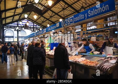 Interior of Mercado Central de Abastos food market, Calle Dona Blanca ...