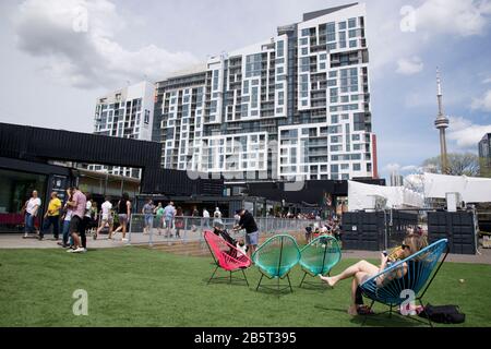 City lifestyle of shopping and eating - Toronto's shipping container ...