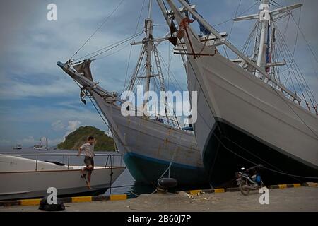 Traditional Pinisi wooden sailing boat construction, Bira Sulawesi ...