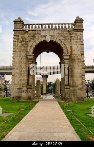 Dongnimmun Independence Gate, independence memorial gate in Seoul ...
