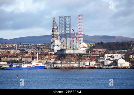 Oil rig in Dundee docks at sunset Stock Photo - Alamy