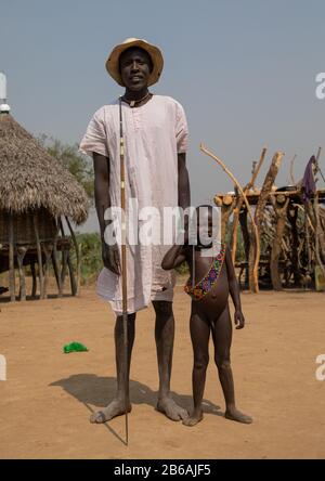 Mundari tribe father with his children, Central Equatoria, Terekeka ...