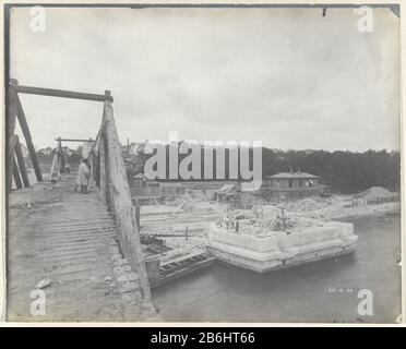 The construction of the Pont Rouelle Paris, wooden bridge over the ...