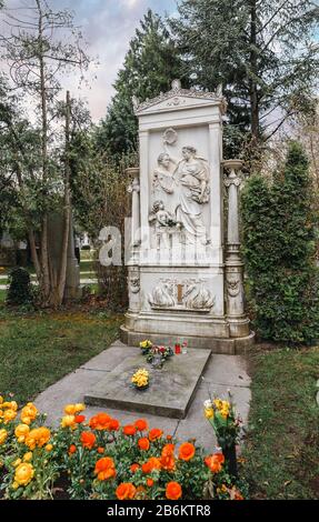 Honorary grave of the composer Brahms, Central Cemetery, Vienna ...