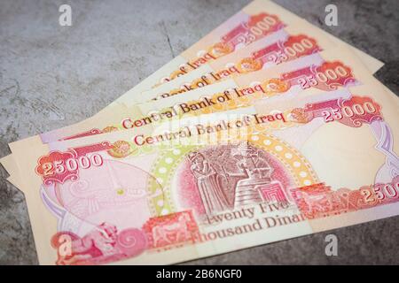 Iraq five 5 dinar banknote note Stock Photo - Alamy