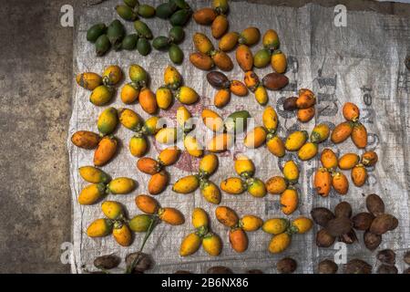 dh PNG Market ALOTAU PAPUA NEW GUINEA Fruit vegetable market hanging ...